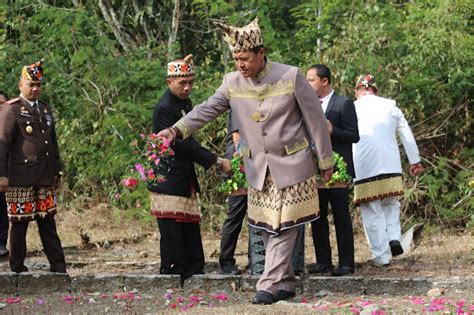 Nukman Ziarah Ke Pemakaman Para Korban Gempa Liwa 1994 BlogGua