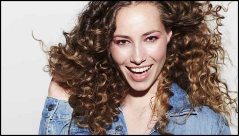 Styling Tipps schönsten Frisuren für Frauen mit Locken BUNTE de