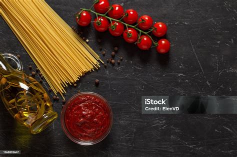 긴 생 스파게티 체리 토마토 올리브 오일 향신료 토마토 소스 이탈리아 파스타 상단보기 어두운 배경재료 텍스트를 복사 할 수있는 공간 마카로니에 대한 스톡 사진 및 기타