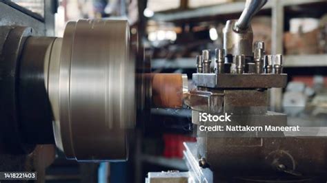 작업장 공장에서 금속 가공을 위해 작동하는 선반 기계를 돌리는 근접 촬영 0명에 대한 스톡 사진 및 기타 이미지 0명 Cnc 장치 강철 Istock