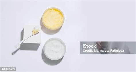화장품 지오메트리 흰색 배경에 바디 스크럽 위에서 볼 수 있습니다 공간을 복사합니다 배너 각질제거에 대한 스톡 사진 및 기타