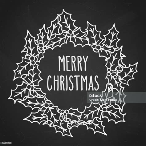 손으로 그린 낙서 홀리 화환에 크리스마스 인사말 겨울 휴가 그림입니다 상록수 잎과 열매가 검은 칠판 위에 액자 0명에 대한 스톡 벡터 아트 및 기타 이미지 Istock