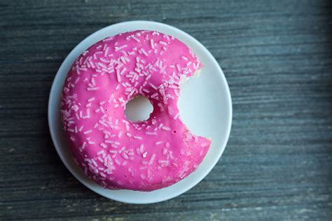 흰색 접시와 회색 나무 배경에 한 번 물린 핑크 도넛의 상단 보기 Donut Chart에 대한 스톡 사진 및 기타 이미지
