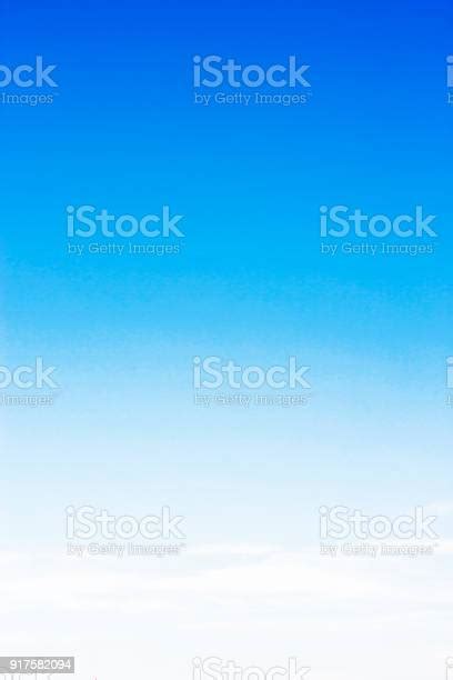 青い空の背景と白い雲のソフト フォーカスおよびスペースをコピー からっぽのストックフォトや画像を多数ご用意 からっぽ ふわふわ