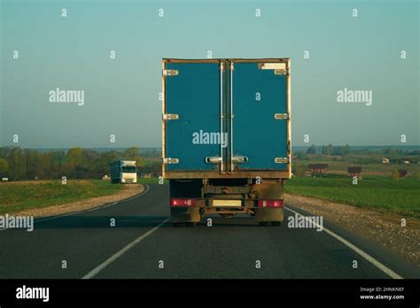 Camion sur la route en mouvement Banque de photographies et dimages à
