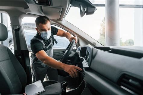 Verificando o painel de controle o homem de uniforme está trabalhando