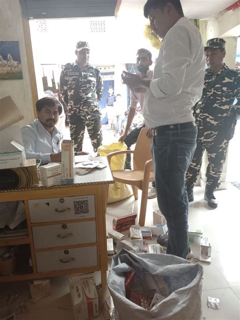 महराजगंज ड्रग विभाग की टीम ने मेडिकल स्टोरों पर की छापेमारी मचा हड़कंप