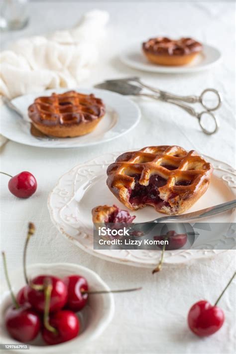 포크 흰색 배경 체리가 달린 파이 1개가 있는 3개의 개별 체리 파이 화이트 플레이트의 측면 보기 0명에 대한 스톡 사진 및 기타 이미지 Istock