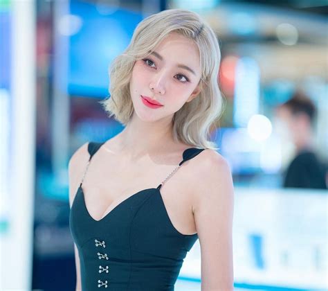 Ig นิวเคลียร์ หรรษา จึงวิวัฒนวงศ์ แกก็ถอดเสื้อมาคลุมเราดิ 🙃 Instagram