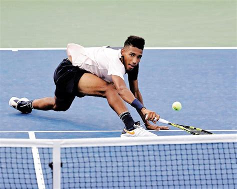 Forcé Dabandonner Contre Son Ami Shapovalov Auger Aliassime Fond En