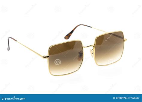 Imagen De Gafas De Sol Modernas Y De Moda Aisladas En Gafas De Fondo