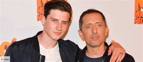 Gad Elmaleh Papa Fier Mais Aussi Moqueur Envers Son Fils Noé Mannequin