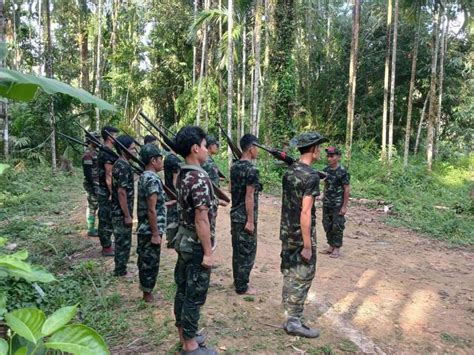 တနင်္သာရီမြို့နယ်တွင် လမ်းကင်း စောင့်နေသော စစ်သားများနှင့် စစ်ယာဉ်တန