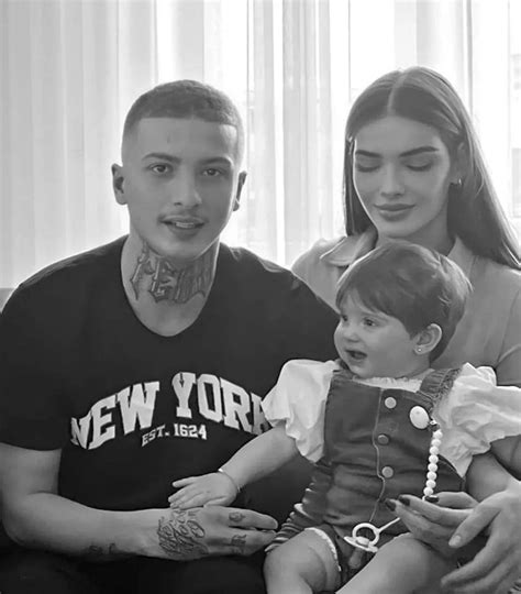 Arbenita poston fotografi me Feron dhe vajzën nga shtrati Urime dita e babit