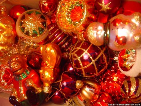 THE TRADITION OF CHRISTMAS TREE ORNAMENTS