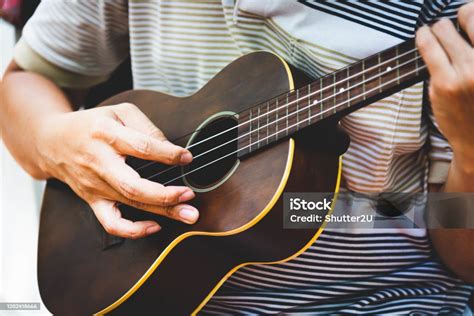 기타를 연주 기타리스트 손의 클로즈업 악기 개념입니다 야외 및 레저 테마입니다 왼손에 선택적 초점 음악 가수와 빈티지 컨트리