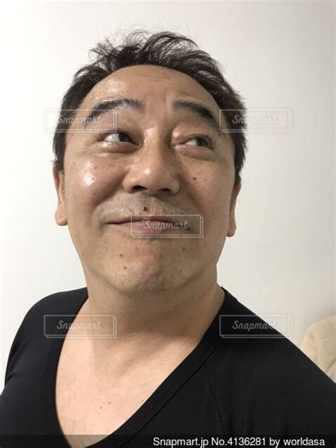 カメラを見ている男の写真・画像素材 Snapmart（スナップマート）