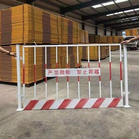 临边洞口防护栏杆高度，施工现场临边防护图片