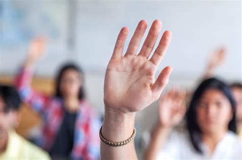 Estudiantes Y Estudiantes Preguntando Mientras Levantan La Mano