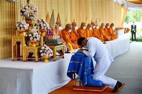 Photo Gallery นายกฯ พร้อมภริยา เป็นประธานพิธีทำบุญตักบาตรถวายพระราชกุศลเนื่องในโอกาสวัน