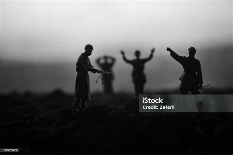 전쟁 개념입니다 군사 실루엣 전쟁 안개 하늘 배경에서 장면 싸움 밤에 흐린 스카이 라인 아래 세계 전쟁 군인 실루엣 공격 장면 장갑차 탱크 전투 장식 World War Ii