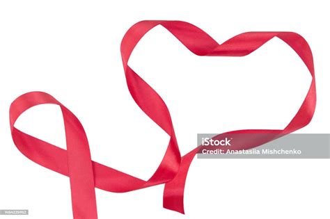 흰색 고립 된 배경에 꼬인 리본에서 빨간 심장 발렌타인 데이 복사 공간 2월에 대한 스톡 사진 및 기타 이미지 2월