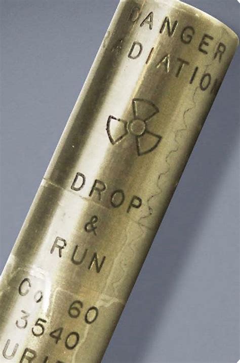 “Брось и беги” предупреждающая надпись на капсуле радиоактивного кобальта 60 R Pikabu