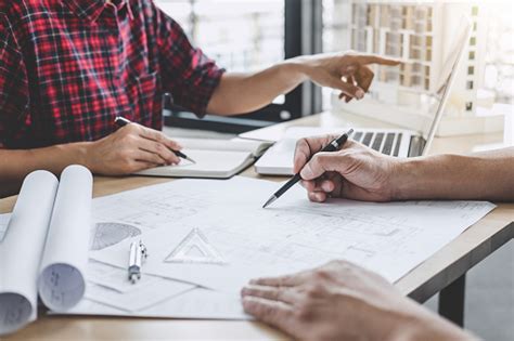 건설 및 구조 엔지니어 또는 건축가 프로젝트 파트너와 함께 작업 하 고 엔지니어링 툴 모델 구축 및 청사진 작업 사이트에 대 한 회의의 개념 개발에 대한 스톡 사진 및 기타