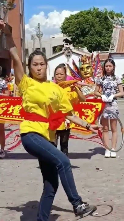 太子女乩單腳彈跳旋轉參禮 Youtube