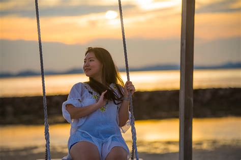 젊은 아름 답 고 행복 한 아시아 한국 여자 비치에서 즐기는 여름 휴가 여행 리조트 재미 느낌을 자유롭고 편안 하 게 바다에서
