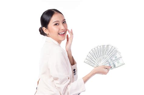 달러 지폐 환전 서비스를 들고 양복을 입은 아름다운 젊은 아시아 여성의 초상화 스튜디오 는 흰색 배경에 고립 촬영 부귀에 대한