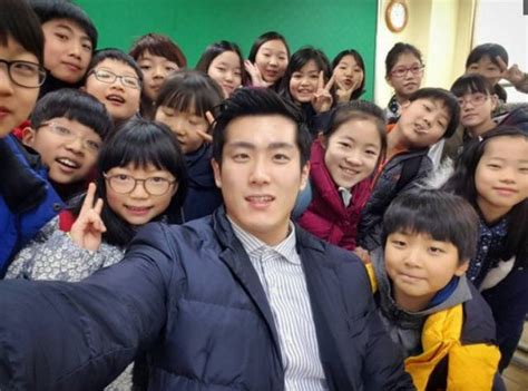 当韩国小学老师脱掉衣服学生们都傻了