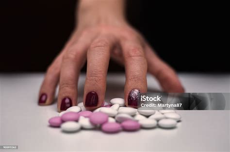 근접 촬영 젊은 여자 손 알 약입니다 과다 복용과 자살 개념입니다 건강관리와 의술에 대한 스톡 사진 및 기타 이미지 건강