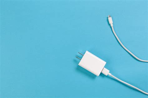 Usb 마이크로 케이블 Ob 파란색 배경입니다 Pc 및 모바일 장치용 커넥터 및 소켓 0명에 대한 스톡 사진 및 기타 이미지
