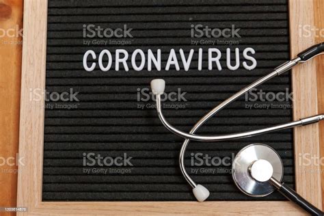 검은 글자 보드 배경에 텍스트 문구 코로나 바이러스와 청진기 소설 코로나바이러스 2019ncov 메르스코브 중동 호흡기 증후군