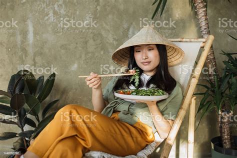 유기농 야채와 접이식 의자에 앉아 채식 샐러드를 들고 있는 아시아 여성 25 29세에 대한 스톡 사진 및 기타 이미지 25