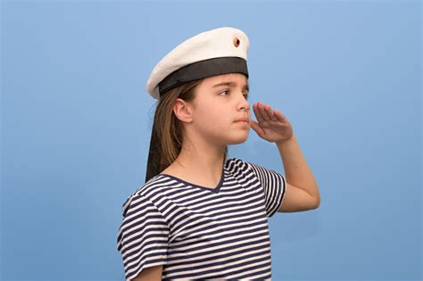 파란색 바탕에 선원 소녀의 초상화 선원 경례와 함께 선원복을 입은 십대 소녀 선장에 대한 스톡 사진 및 기타 이미지 선장