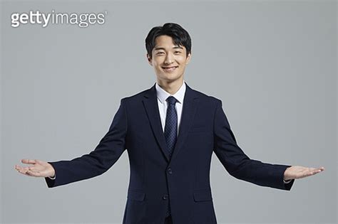 한국인 비즈니스맨 캠페인 채용 고용문제 아이디어 포인팅 손짓 취업준비생 역할 이미지 Jv12104960 게티이미지뱅크