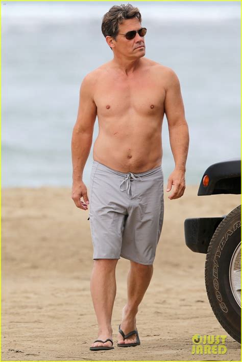 Josh Brolin Goes Shirtless For Paddleboarding Fun In Hawaii Photo