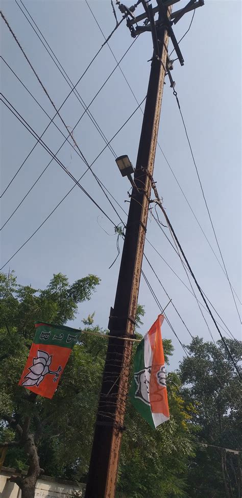सिरगिट्टी में नागरिकों की शिकायत पर भाजपा व काँग्रेस पार्टी के झण्डे