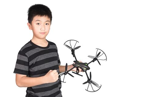 성공적인 행복 하 고 매력적인 아시아 소년 Hexacopter 무인 항공기를 그의 주먹 흰색 절연 공기 펀치 드론 파일럿에 대한