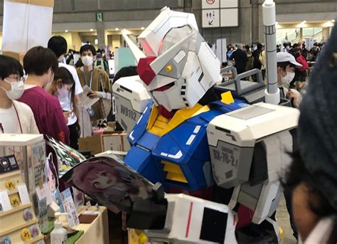 ガンダムがウマ娘の本を立ち読み→コミケ会場ざわつく 「そんなに真剣には読めませんでした」 ほ・とせなnews
