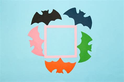 파란색 배경과 복사 공간으로 분홍색 프레임에 화려한 박쥐 창조적 인 예술 할로윈 디자인 플랫 레이 종이 공예 10월에 대한 스톡 사진 및 기타 이미지 Istock