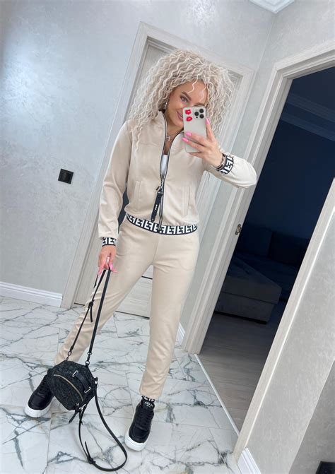 Feves Nude Lipstick Gives A Sultry Look That Matches Your Lip And Skin