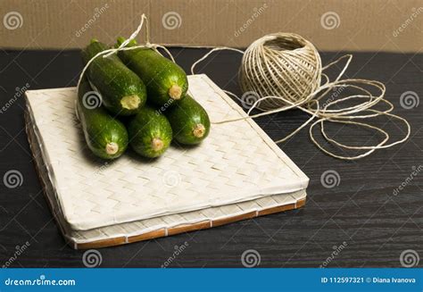 Mini Abobrinha Verde Inteiro Com A Linha Sobre O Fundo Escuro Imagem De