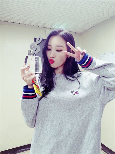 Pin By Arianna On 『sunmi』 Girl T Shirts For Women New Girl