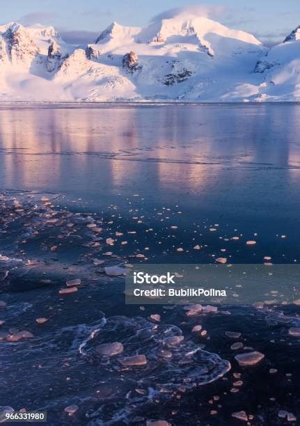 Spitsbergen 롱위에아르뷔엔 스발바르 북극 바다 겨울 극 지 날 일몰 하늘 산의 풍경 자연 0명에 대한 스톡 사진 및
