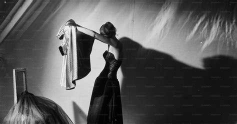 1951년 11월 7일 한 여성이 레이스 바디 페티코트 위에 드레스를 입을 준비를 하고 있습니다 사진 샬로너 우즈게티 이미지 사진 Unsplash의 유행 이미지