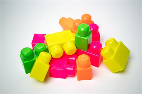 어린이를위한 장난감은 발달 기술을 연습하기 위해 다양한 색상의 플라스틱으로 만들어집니다 0명에 대한 스톡 사진 및 기타 이미지 0명 개념 개념 기호 Istock