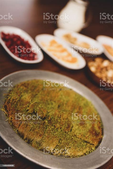 터키 디저트 Kunefe Kunafa 피스타치오 가루와 뜨거운 치즈 Kadayif 먹은 달콤한 고급 요리에 대한 스톡 사진 및
